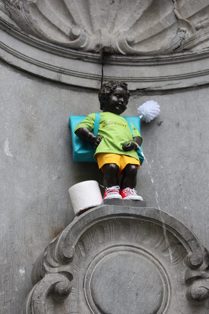 Le Manneken Pis porte à nouveau son costume d'écolier « Ne tournons pas ...